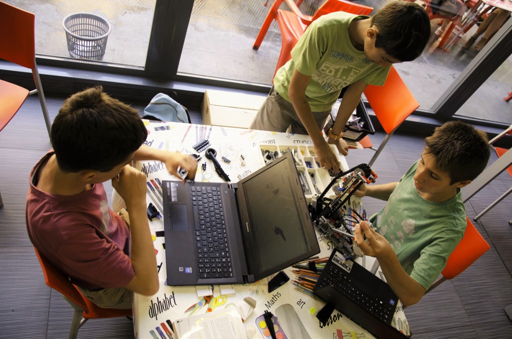 Robots juegan ajedrez en el campamento urbano | Robotic4Kids